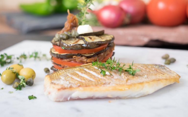 Un filet de daurade accompagné de son mille-feuilles d’aubergines ...