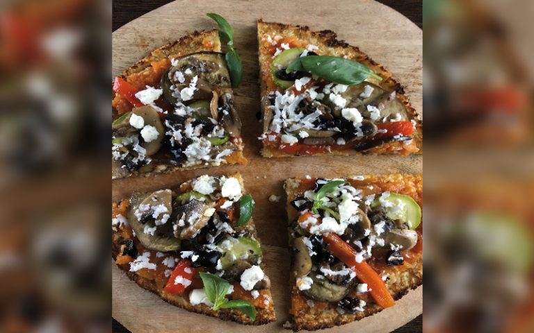Pizza en croûte de chou-fleur aux légumes grillés et feta - Femmes du Maroc