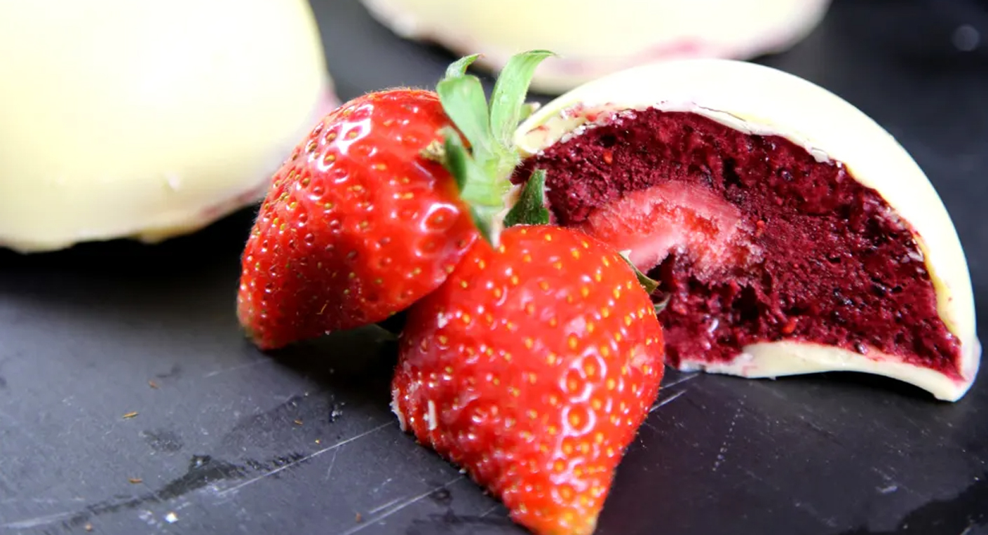 Dôme de chocolat blanc, fruits rouges et litchis - Femmes du Maroc
